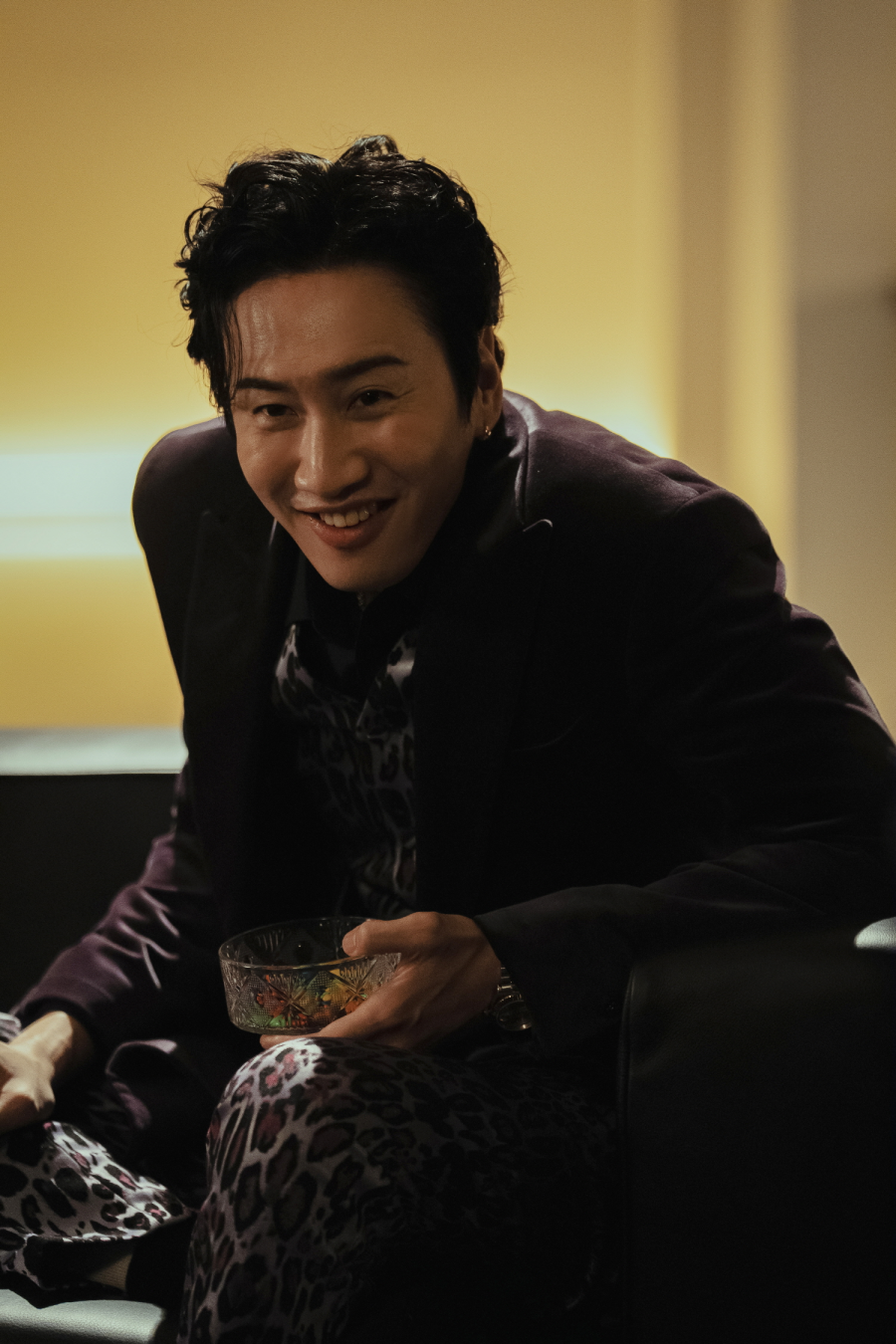 Lee Kwang Soo transforms into an eccentric character in 'The ...