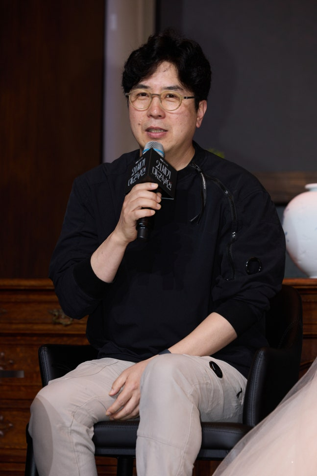 Following IU and Byeon Woo Seok, 'Perfect Crown' director also ...