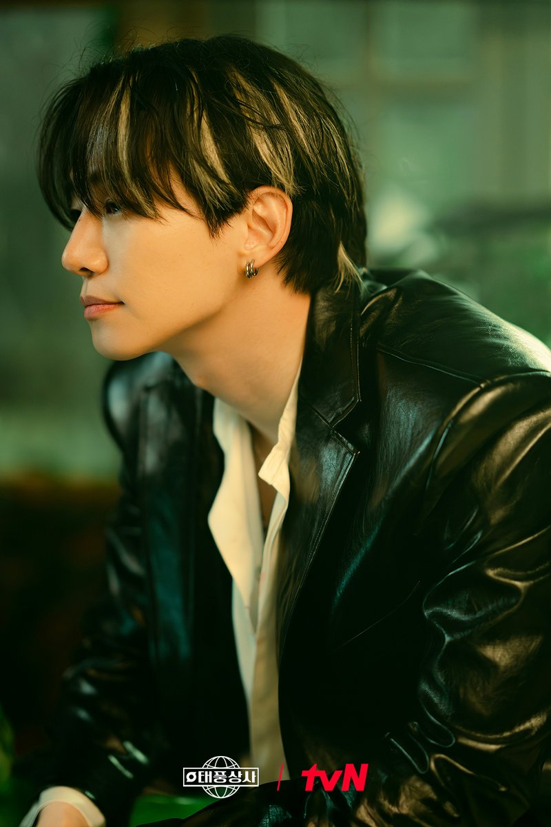 Lee Jun Ho evokes retro youth nostalgia in 'Typhoon Family' stills ...