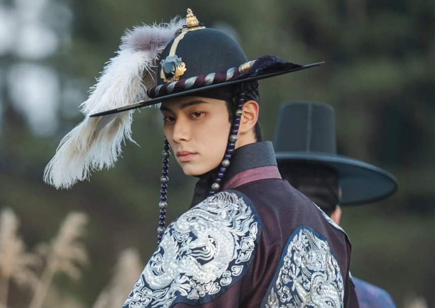 Lee Chae Min transforms into a charismatic yet tyrannical king in 'Bon Appetit, Your Majesty ...
