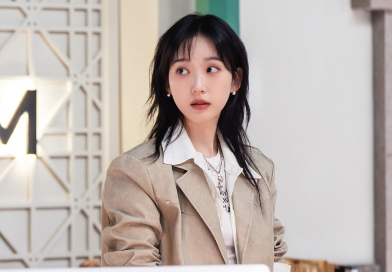 Han Ji Hyeon transforms into a free-spirited designer in 'In Your ...