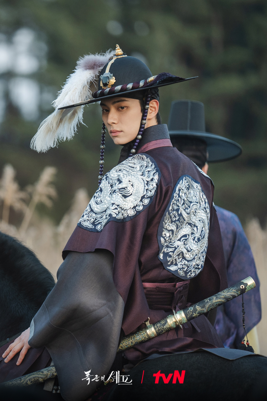 Lee Chae Min transforms into a charismatic yet tyrannical king in 'Bon ...