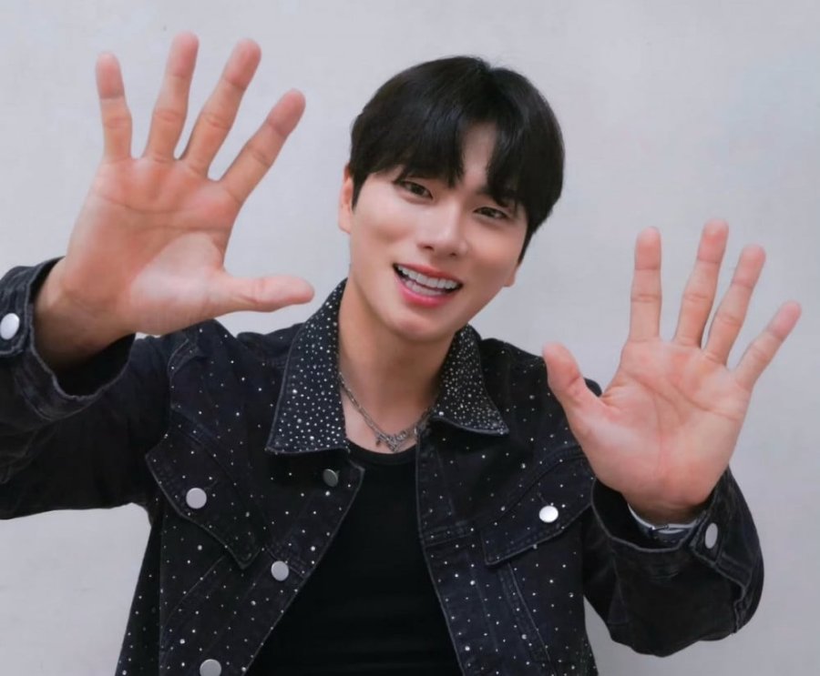 Lee Yi Kyung remains on his variety shows while officials monitor the ...