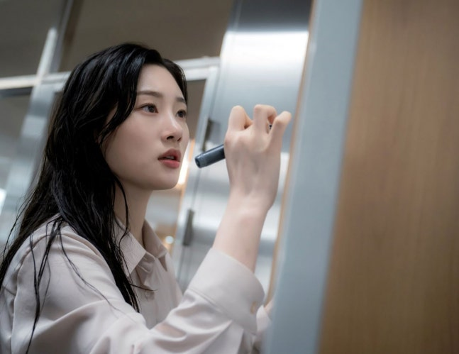 Jung Chae Yeon stumbles as she takes her first steps into the corporate ...