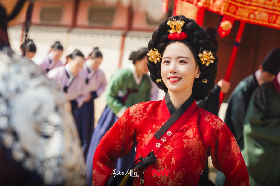 Kang Han Na hides bold ambitions behind her bright smile in 'Bon ...