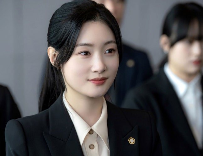 Jung Chae Yeon stumbles as she takes her first steps into the corporate ...