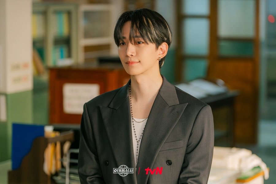 Lee Jun Ho evokes retro youth nostalgia in 'Typhoon Family' stills ...