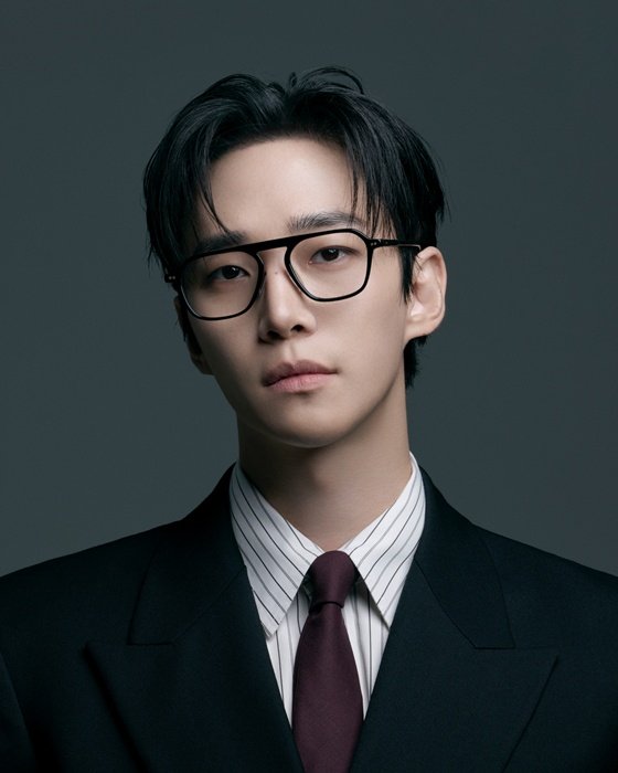 'Typhoon Family' Lee Jun Ho (35): 'I'm coming to accept my age' - MyDramaList News