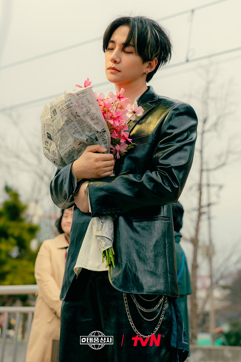 Lee Jun Ho evokes retro youth nostalgia in 'Typhoon Family' stills ...