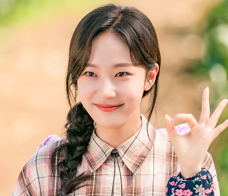 Chae Won Bin transforms into a top home shopping show host in 'Sold Out ...